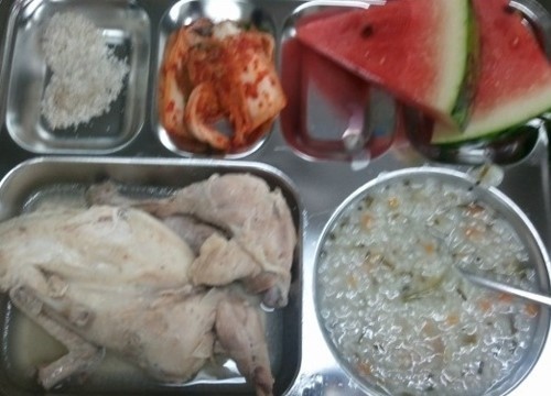 무슨 급식으로 백숙이 나와 - 스카이파크